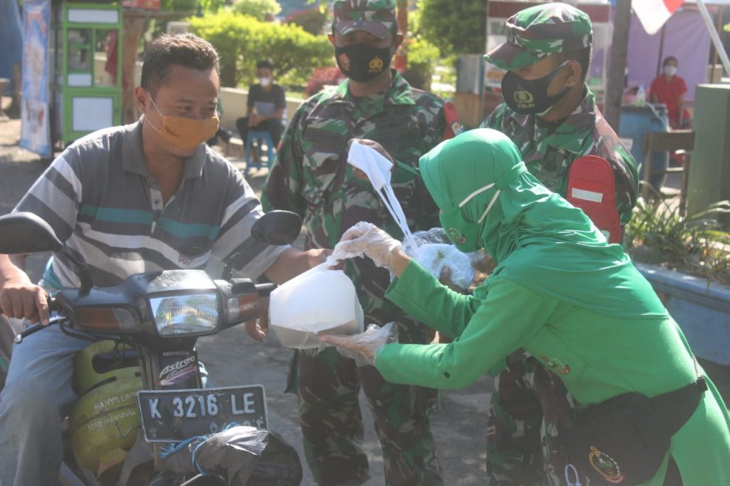 Persit KCK Kodim Pati Kembali Gelar Kegiatan Sosial Dengan Bagikan Ratusan Nasi Kotak dan Masker ...