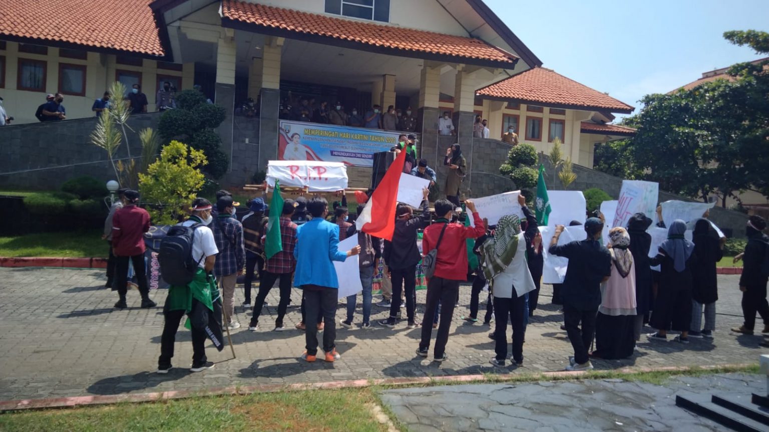Cuaca Ekstrem, Harga Cabai Rawit Setan Tembus Rp67 Ribu per Kilogram ...