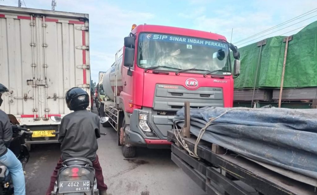 Breaking News, Jalan Pantura Pati - Rembang Macet Total Hingga Jalur Lingkar Selatan - Mondes