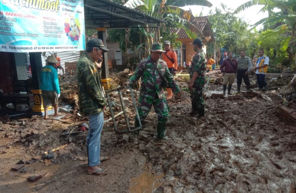 Koramil Margoyoso Bersama Warga Gotongroyong Atasi Tanggul Jebol di Desa Tunjungrejo - Mondes