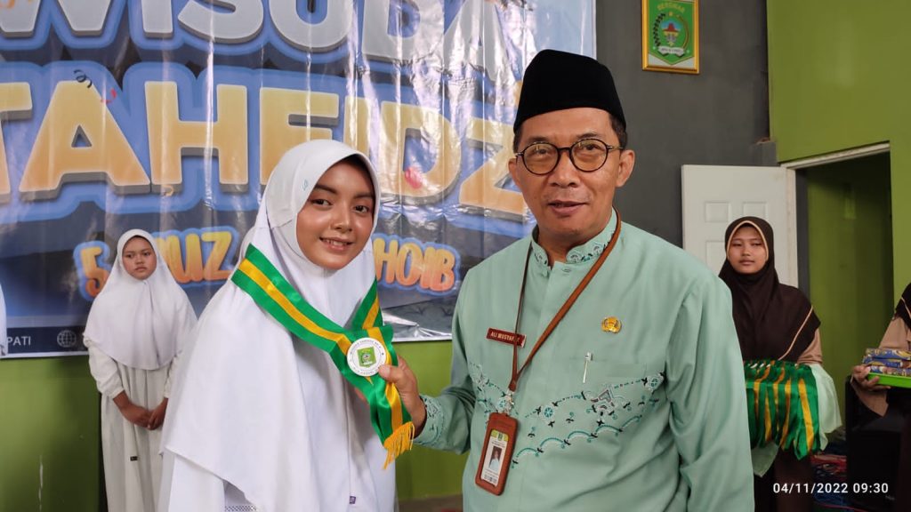 Dinyatakan Lulus Tahfidz, MTsN I Pati Gelar Wisuda - Mondes