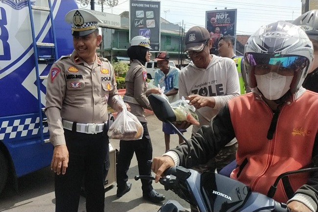 Peduli Emak-emak, Satlantas Polresta Pati Bagi Sayur Mayur - Mondes Peduli Emak-emak, Satlantas Polresta Pati Bagi Sayur Mayur - Mondes