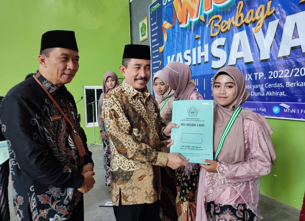 MTsN 1 Pati Lepas Ratusan Wisudawan, Kepsek: Kalian Generasi Keren - Mondes