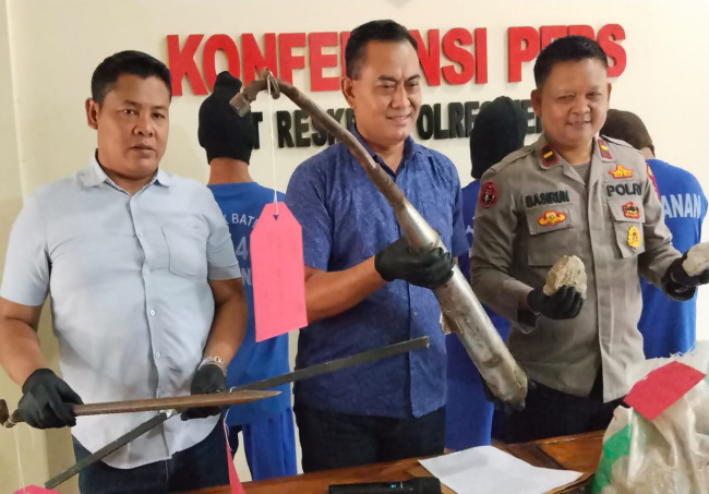 Kasus Ponpes Jerukwangi, Tiga Pelaku Pengrusakan Kakak Beradik Jadi ... Kasus Ponpes Jerukwangi, Tiga Pelaku Pengrusakan Kakak Beradik Jadi ...