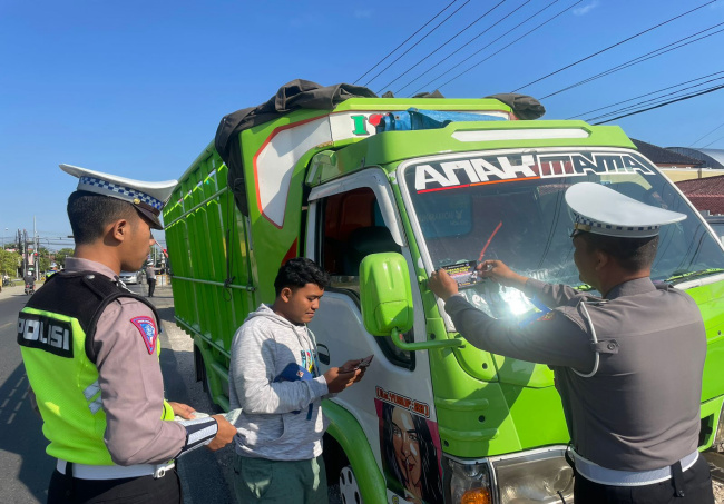 Begini Cara Polres Blora Ingatkan Keselamatan Berkendara - Mondes Begini Cara Polres Blora Ingatkan Keselamatan Berkendara - Mondes