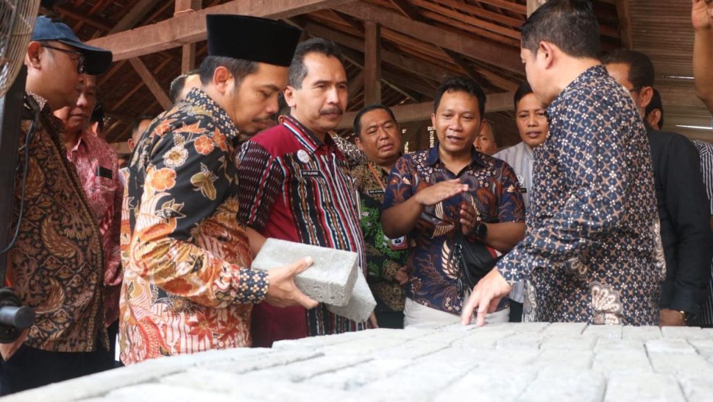 Perumda Jepara Produksi Batako dari Limbah Batu Bara - Mondes