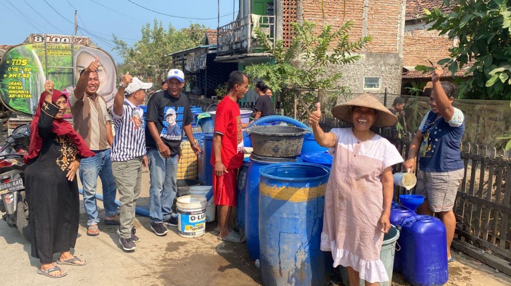Relawan Ganjar Bantu Droping Air Bersih di Daerah Terdampak Kekeringan - Mondes