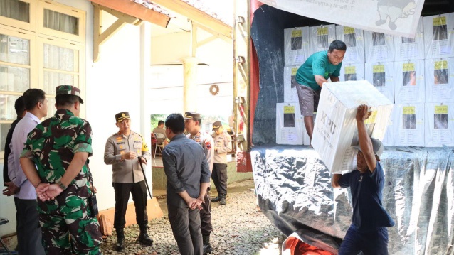 Distribusi Logistik Pemilu ke Kecamatan Dikawal Ketat Polisi - Mondes Distribusi Logistik Pemilu ke Kecamatan Dikawal Ketat Polisi - Mondes