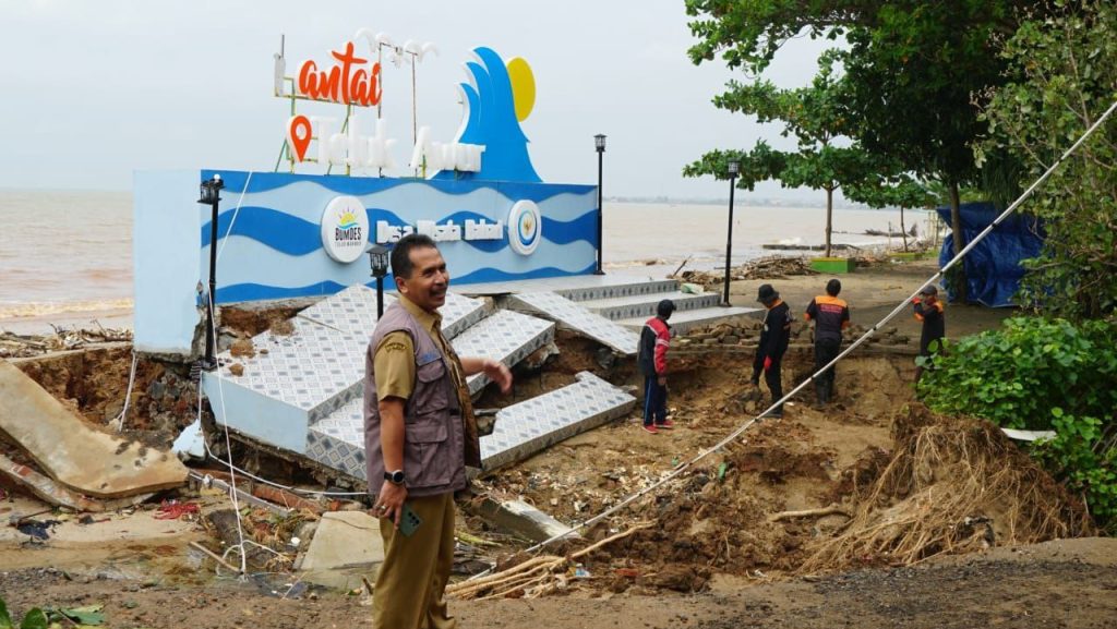 Puluhan Warung dan Landmark Pantai Telukawur Rusak Diterjang Banjir ...