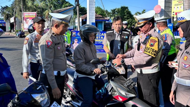 Cara Unik Satlantas Polresta Pati Edukasi saat Operasi Patuh Candi 2024 - Mondes