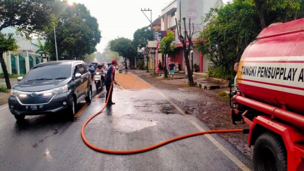 Tumpahan Solar di Jalan Mulyoharjo Bahayakan Pengguna Jalan - Mondes